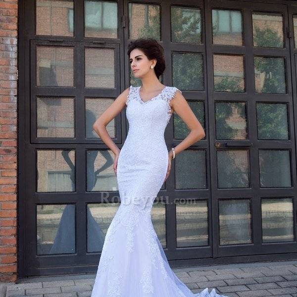Cette robe comporte un haut froncé sur le côté avec une magnifique at ...